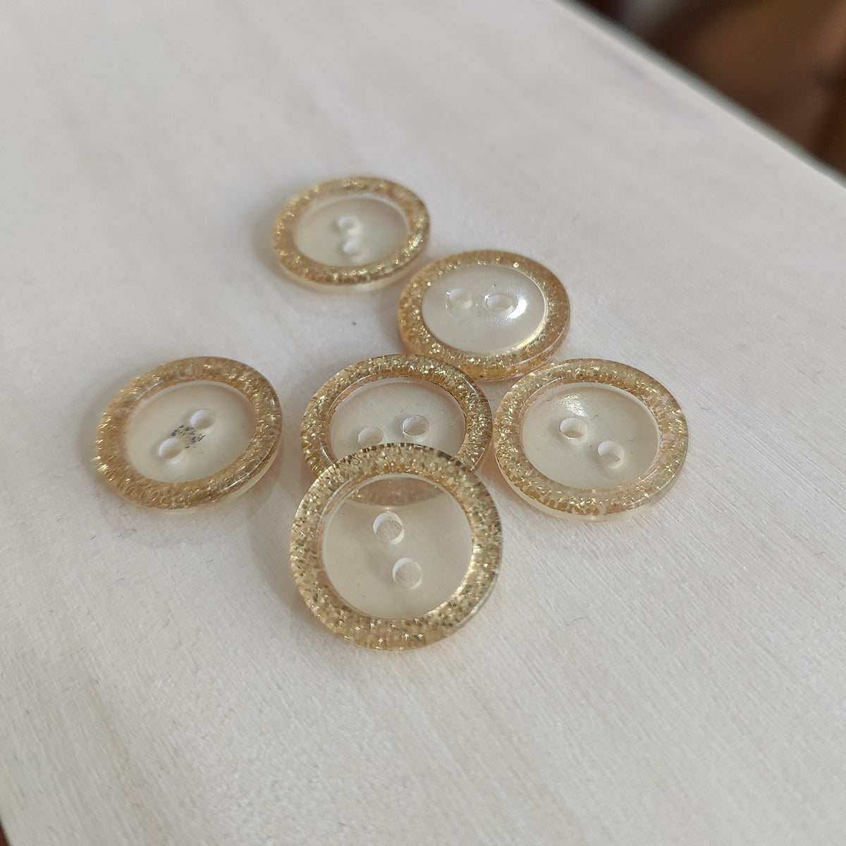 CLEAR BUTTONS WITH GOLD GLITTER RIM 144 :: 18MM– Ginger Twist Studio